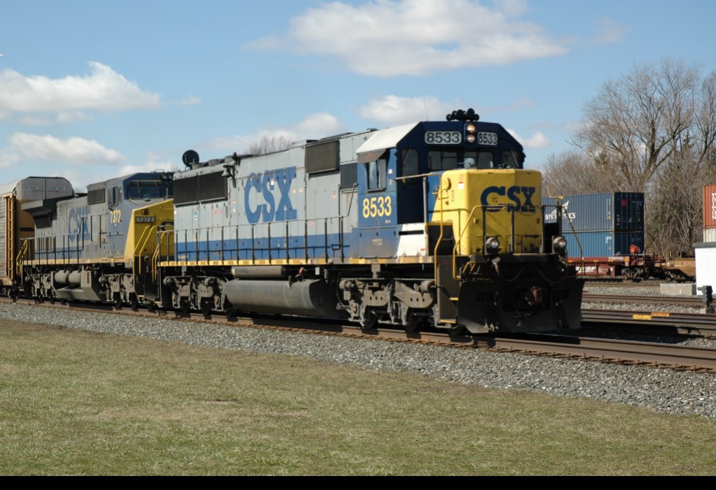 CSX 8533, East on CSX